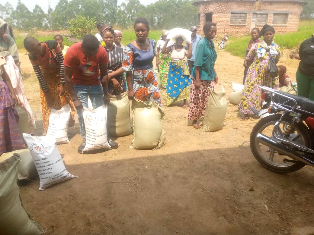 Distribution de 5000kgs de riz nerica4,10 000metres linéaires de boutures de manioc,3500kgs de ...